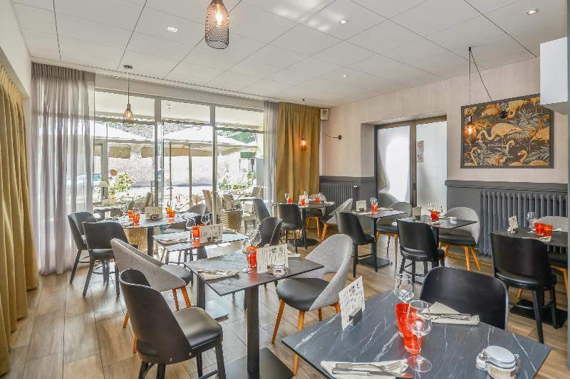 Hôtel Logis Hôtel Restaurant Le Cours - Saint-Gilles, France