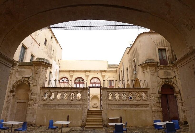 Hôtel (Catégorie 1/2 *) Landolina Palace - Noto