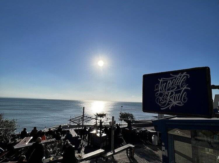 Logis Hotel La Petite Rade - Sainte-Adresse