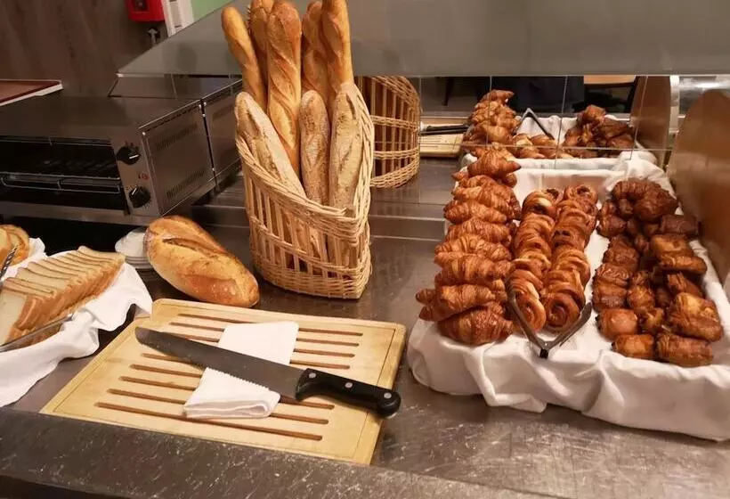 Hôtel Logis Hôtel   Le Relais Du Parisis - Claye-Souilly