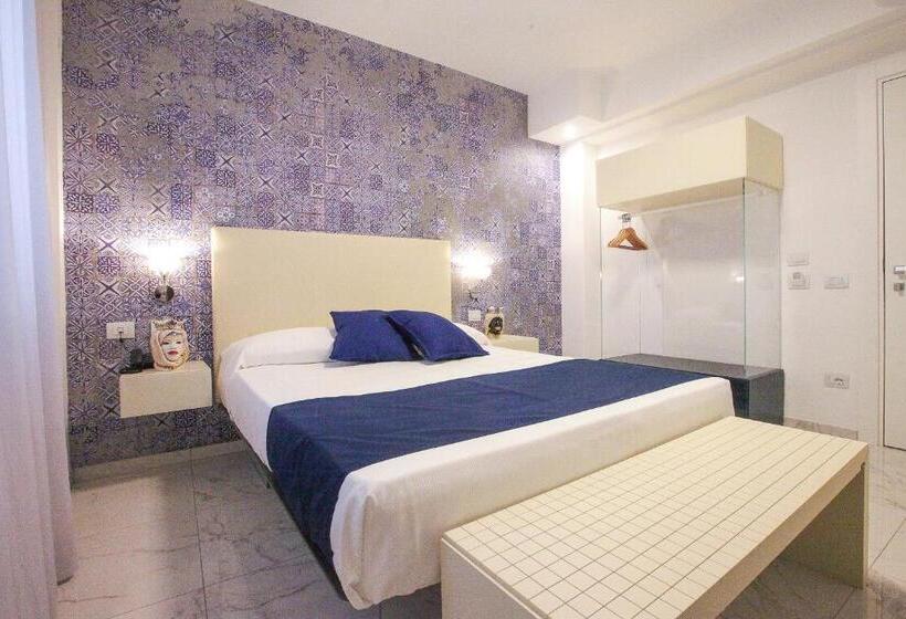 Hôtel (Catégorie 1/2 *) Nautilus - Naxos