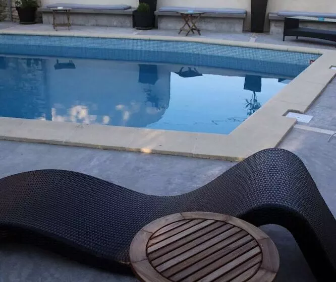 Hôtel Logis Auberge De Tavel - Roquemaure