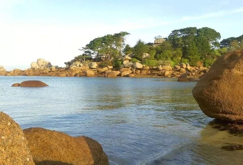 Hôtel Logis Hôtel Saint Guirec Et De La Plage - Trégastel