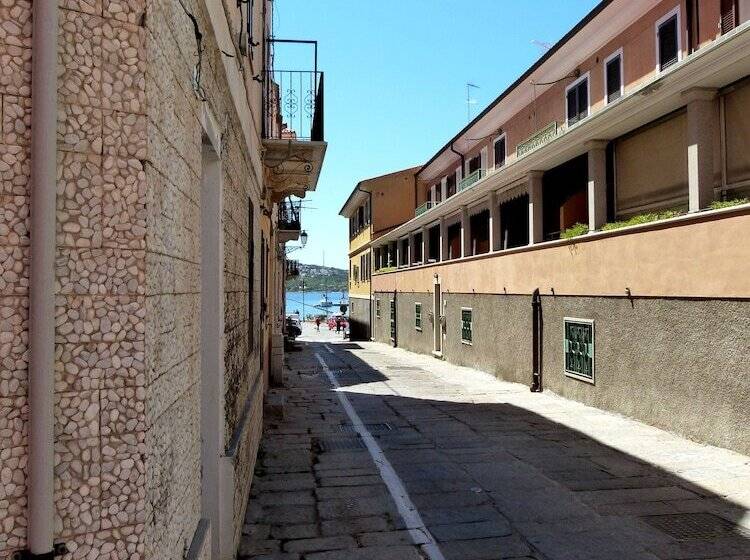 Bed And Breakfast Clelia S Boutique Rooms & Suites - La Maddalena