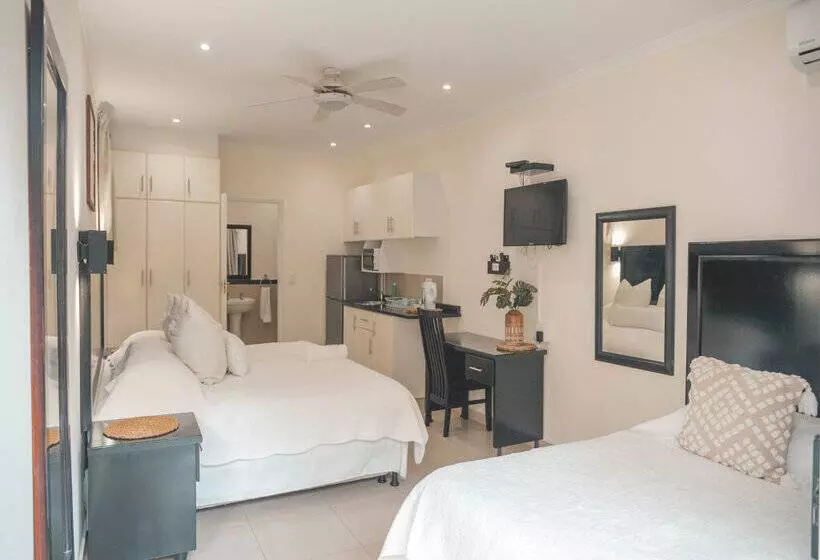 Pension  Beside Still Waters Boutique - uMhlanga