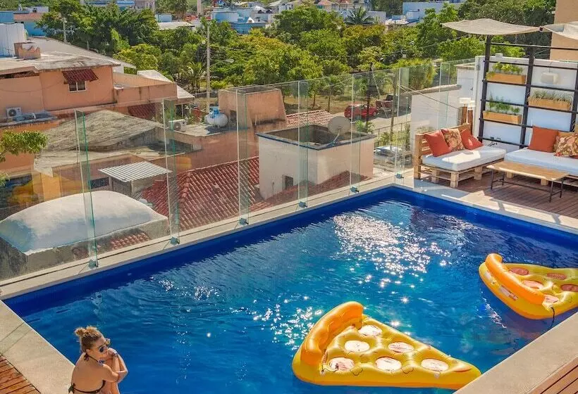 Hostal Nomads Hotel & Rooftop Pool Cancun - Cancún